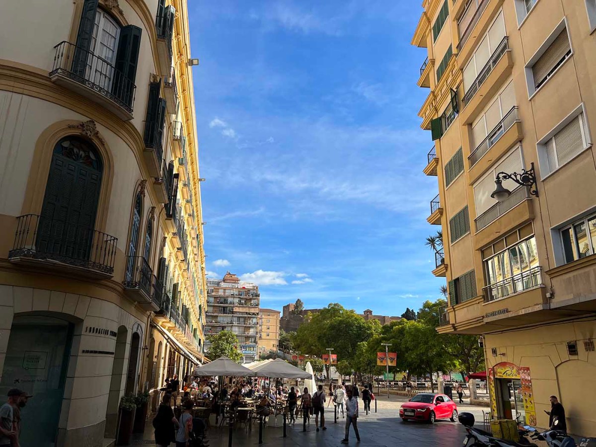 Picasso’s house, Moose’s leg / Casa de Picasso, pierna de Moose – Moving with Mitchell