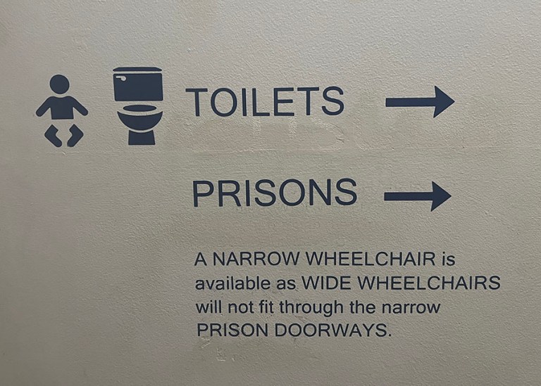 Medieval Poop / Caca medieval – Moving with Mitchell