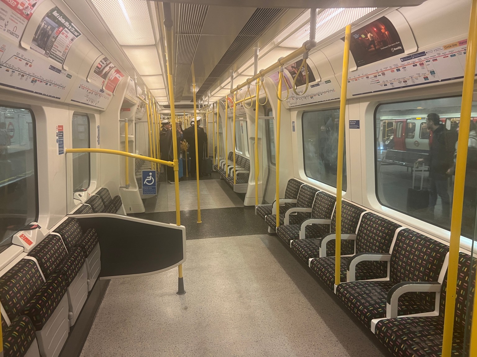 Mind the gap, strike up the band / Cuidado con la brecha, toca la banda ...