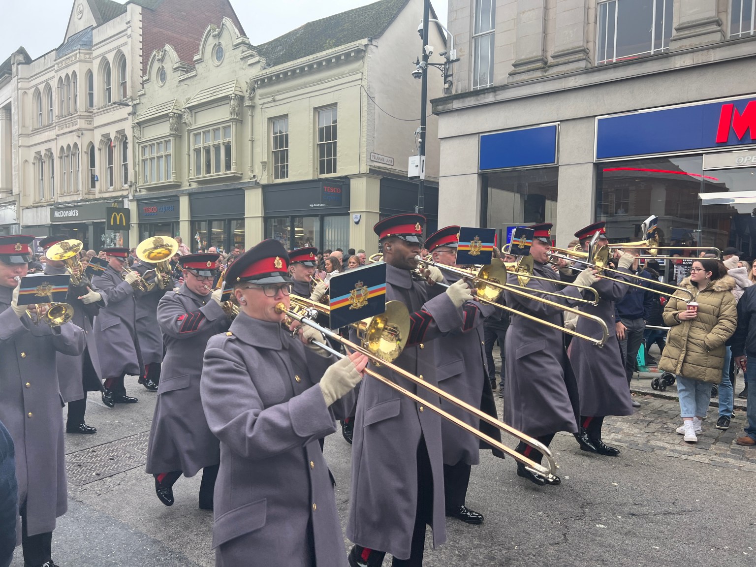 Mind the gap, strike up the band / Cuidado con la brecha, toca la banda ...