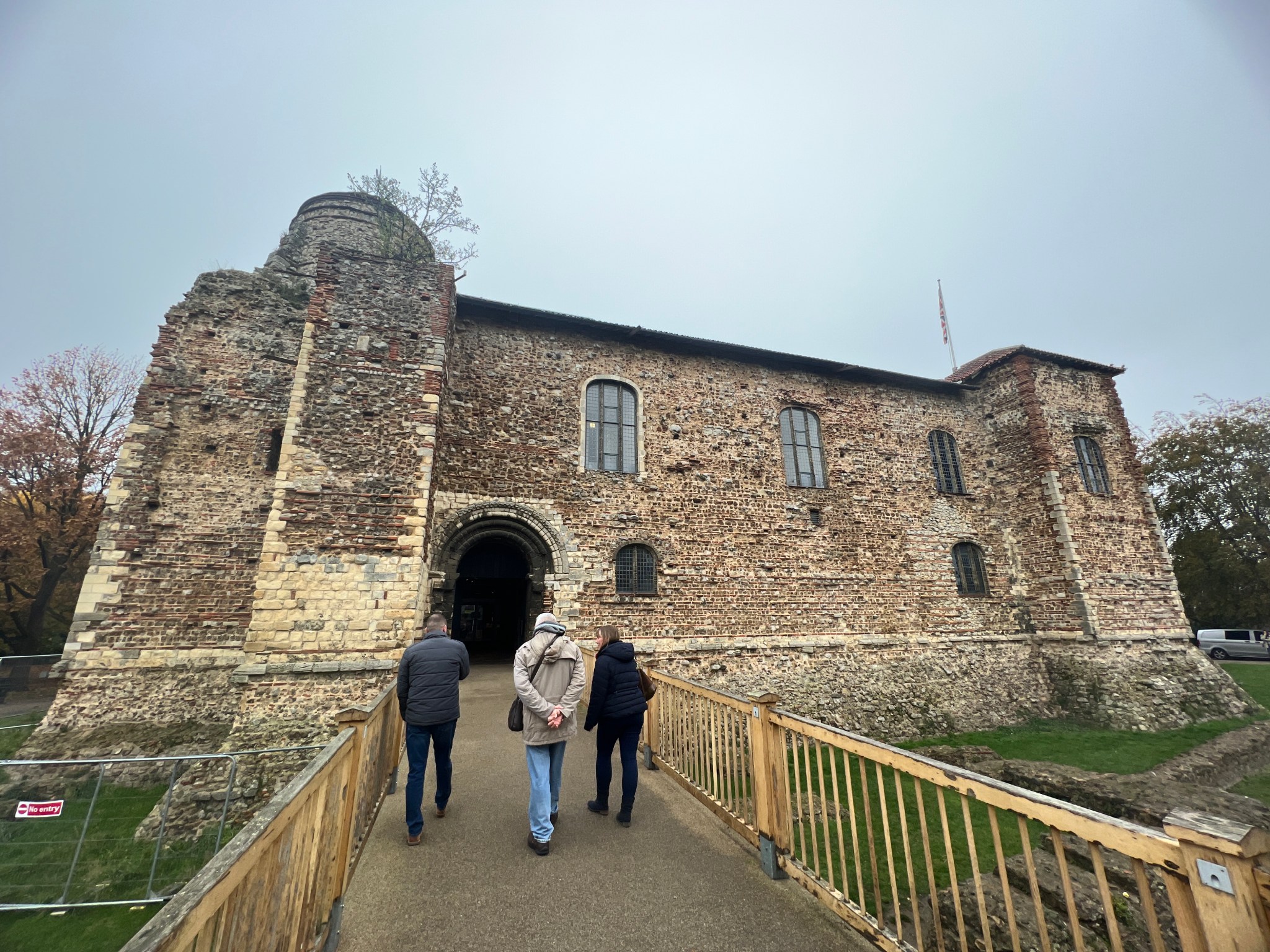 Mind the gap, strike up the band / Cuidado con la brecha, toca la banda ...