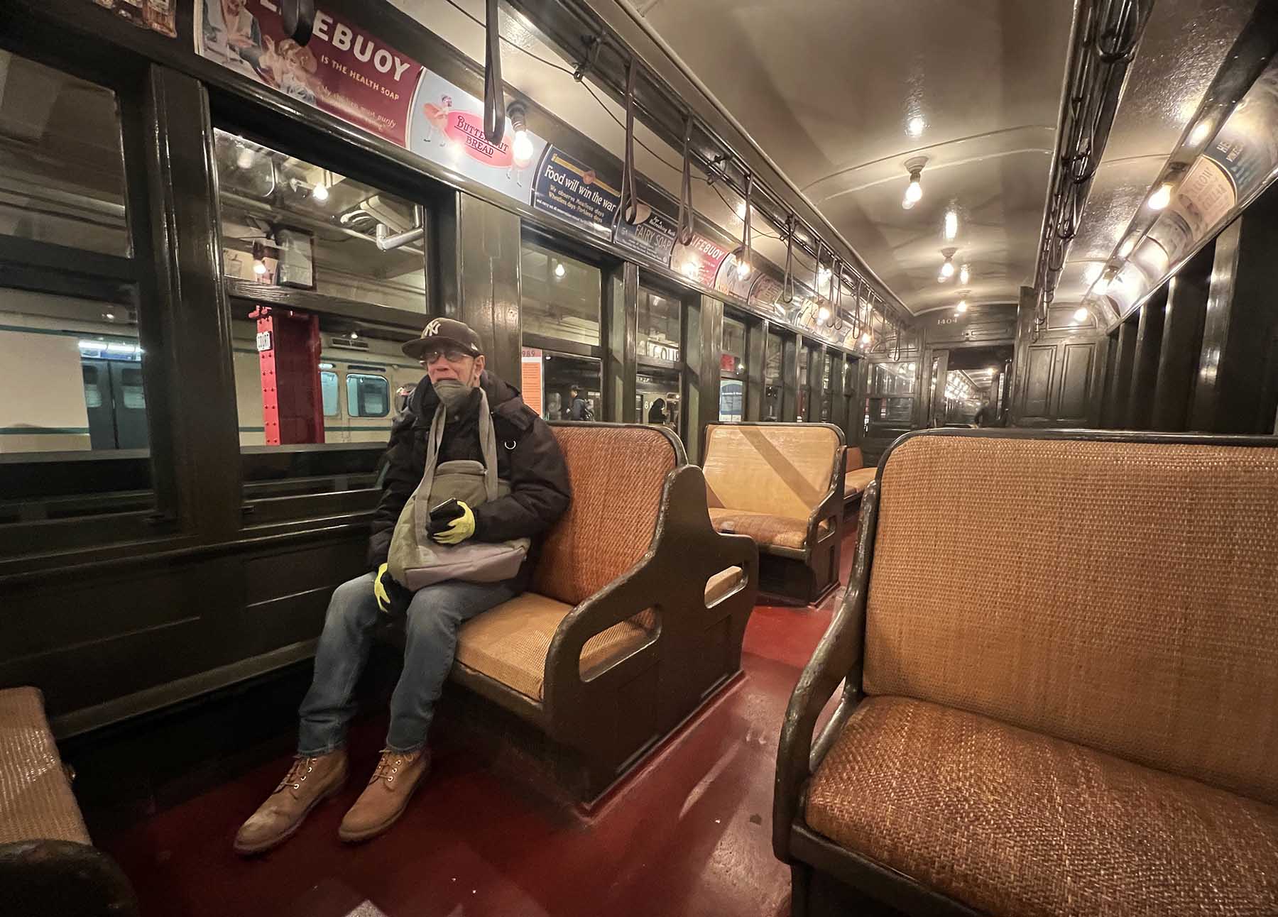 Who’s driving the train? / ¿Quién conduce el tren? – Moving with Mitchell