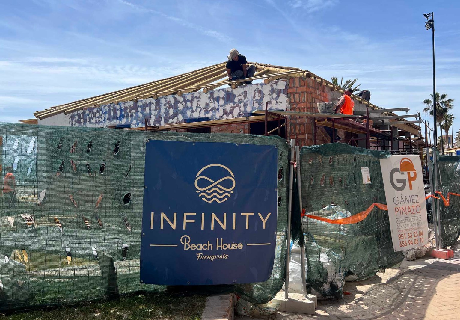 A brick house / Una casa de ladrillos – Moving with Mitchell