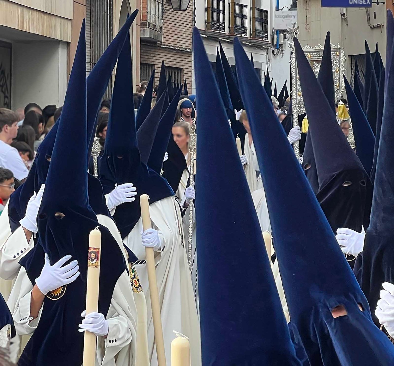 Robes, capes, and capirotes / Túnicas, capas, y capirotes – Moving with ...