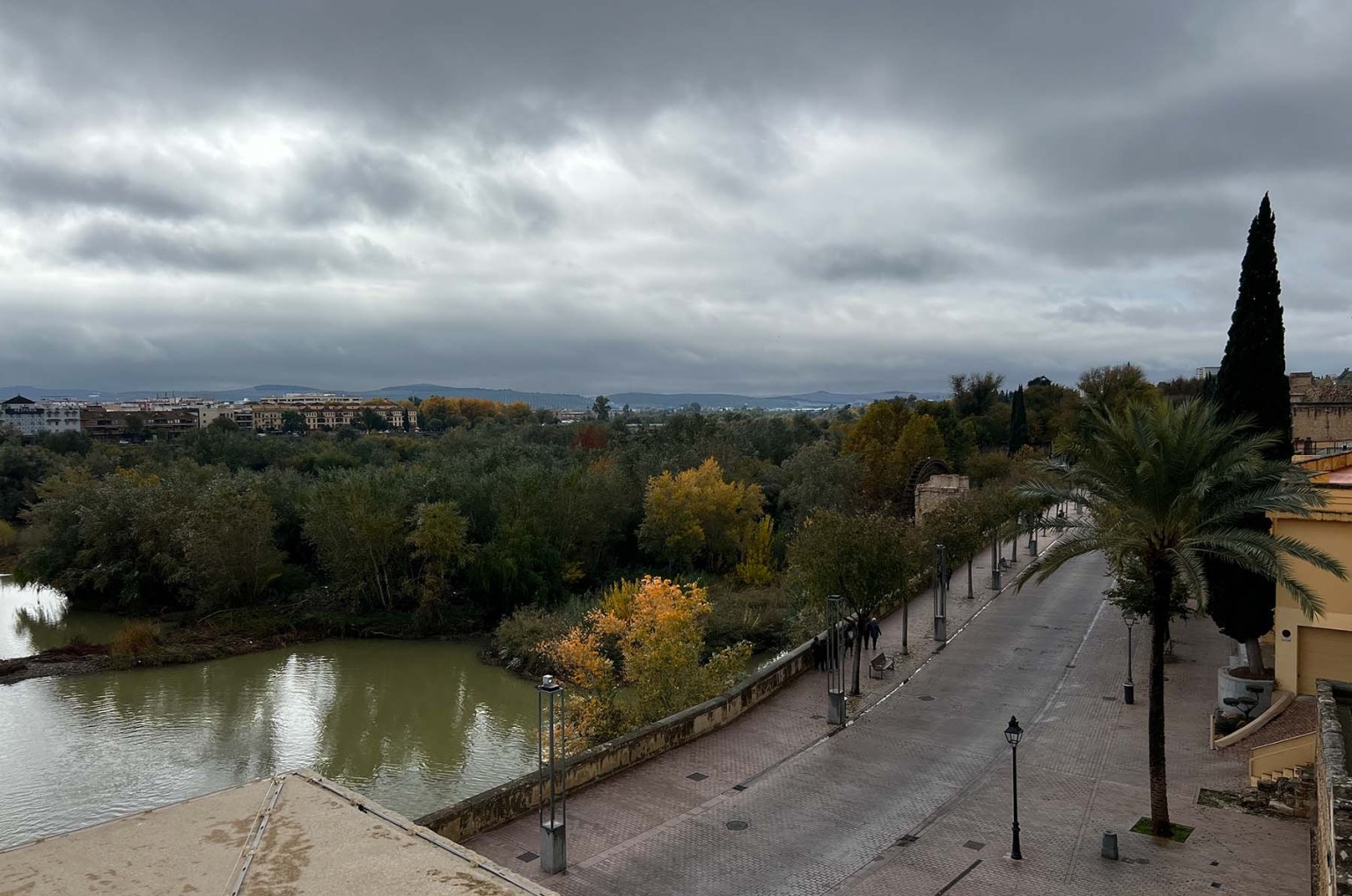 The gate to the river / La puerta al rio – Moving with Mitchell