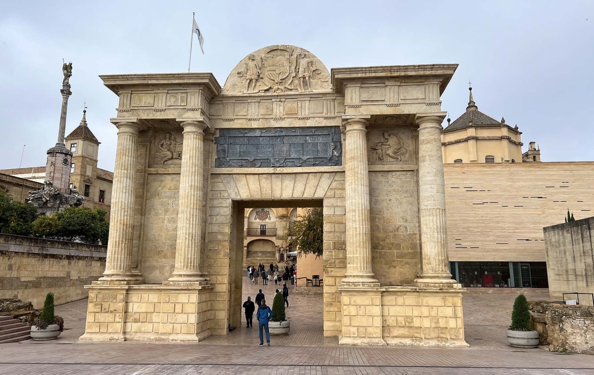 The gate to the river / La puerta al rio – Moving with Mitchell