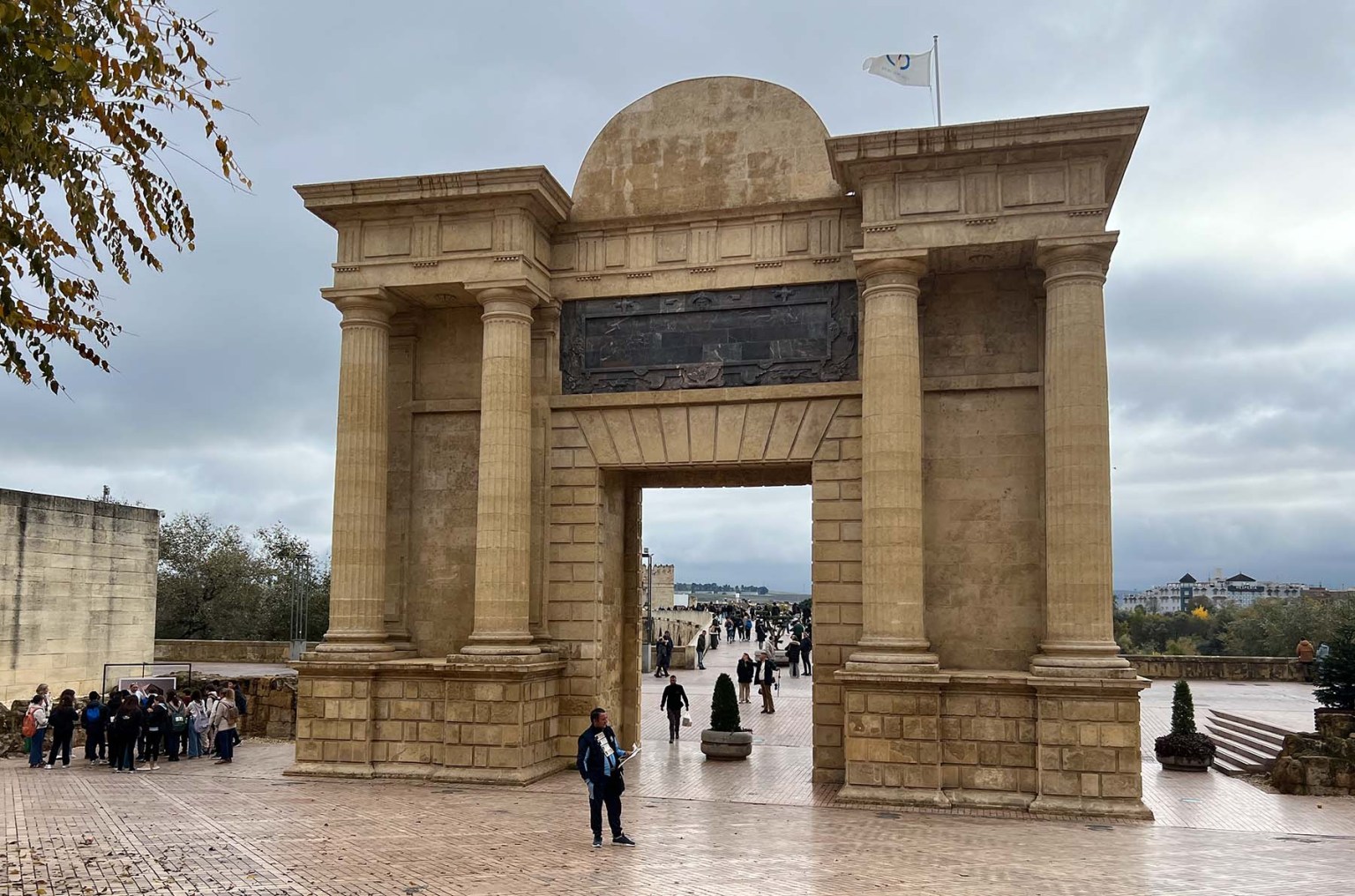 The gate to the river / La puerta al rio – Moving with Mitchell